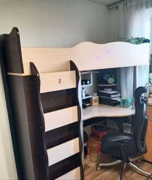 Двухъярусная кровать снизу стол и шкаф