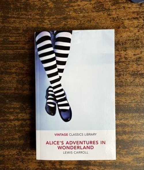 Книга на английском языке «Алиса в стране чудес»