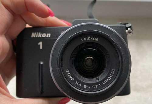 Nikon V1 с зарядным устройством и вспышкой