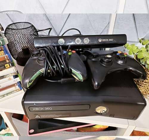 Microsoft Xbox 360, 250 ГБ, 2 геймпада