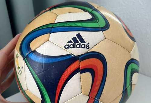 Футбольный мяч adidas brazuca 2014