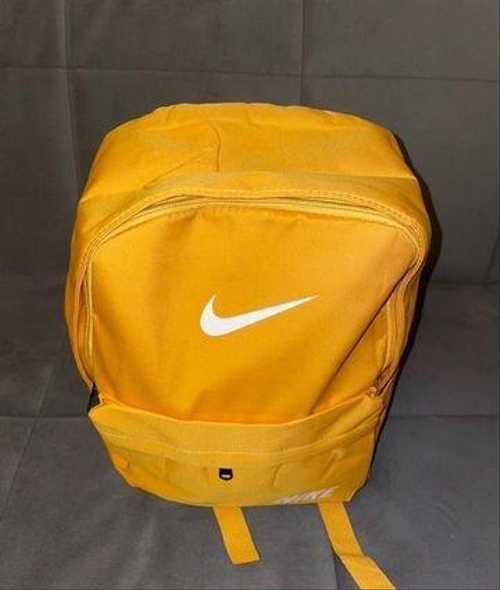 Желтый рюкзак Nike