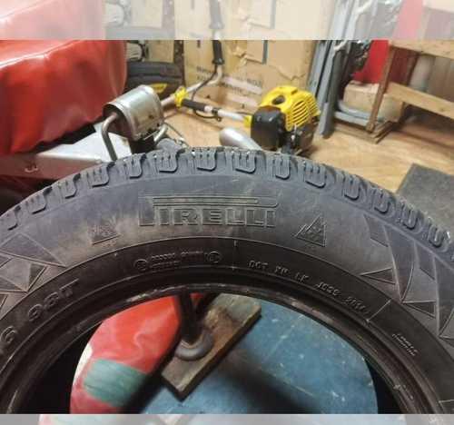 Pirelli Carrier Winter 215/65 R16C