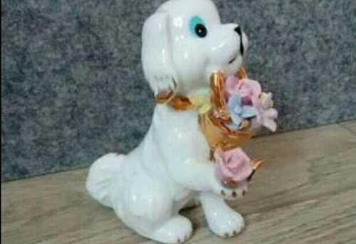 Фарфоровая статуэтка, собака с цветами