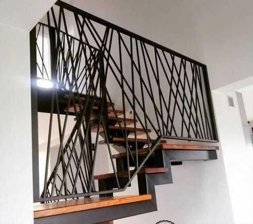Лестница металлическая трехмаршевая