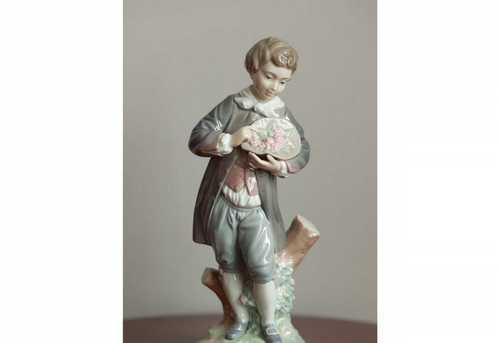 Lladro Юноша с цветами Фарфоровая статуэтка Spain