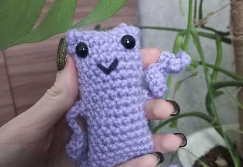 Вязаная игрушка фиолетовая лягушка