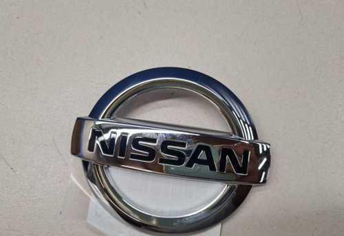 Эмблема двери багажника Nissan Qashqai J11E 2014