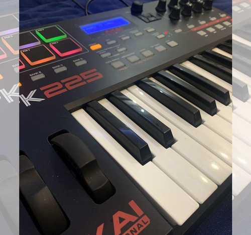 Midi клавиатура akai PRO MPK225 (новая)