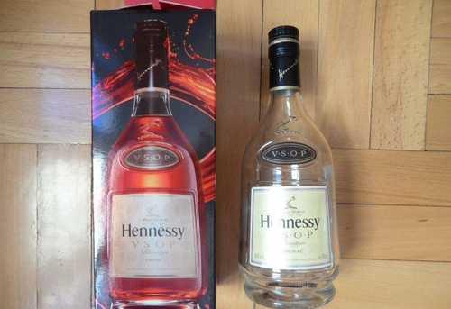 Бутылка с коробкой от коньяка "hennessy" и бренди