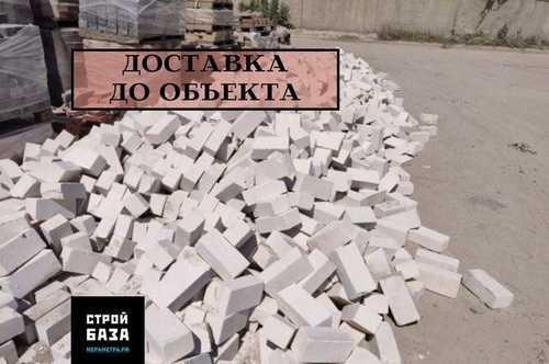 Силикатный кирпич навалом