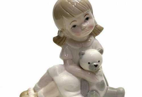Фарфоровая статуэтка "Девочка с мишкой ". Италия