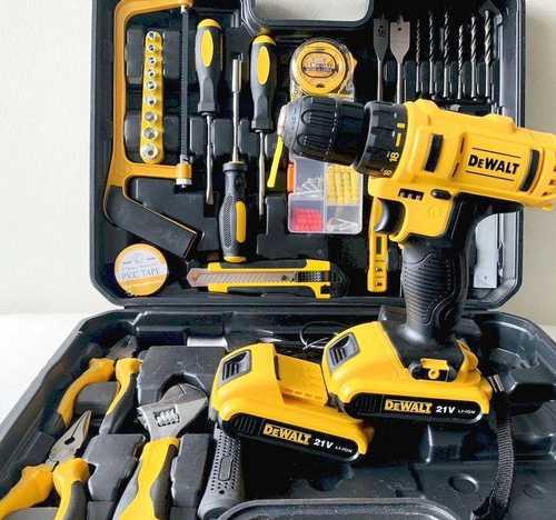 Шуруповерт Dewalt с большим набором инструментов