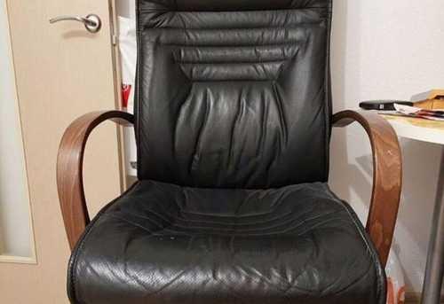 Офисное кожанное кресло руководителя