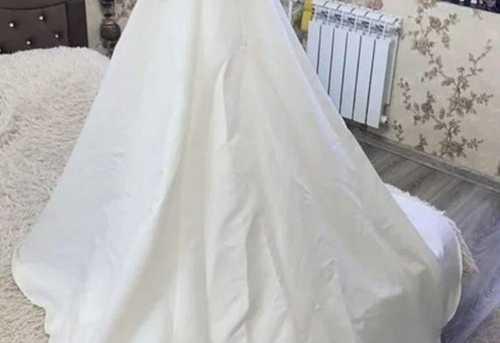 Свадебное платье со шлейфом и фатой