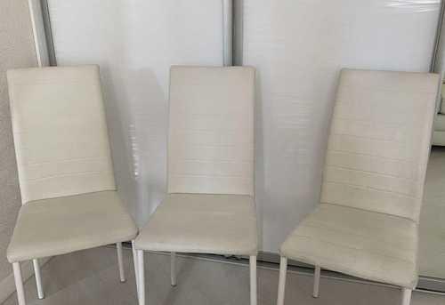 Комплект кожаных кухонных стульев
