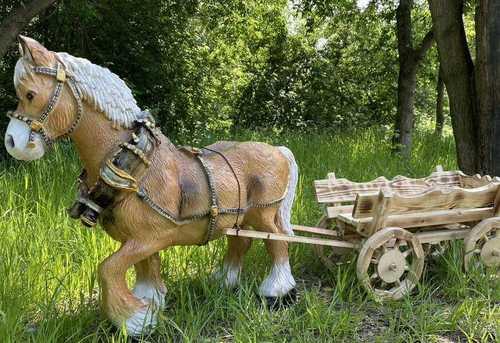 Садовая фигура лошадь с телегой