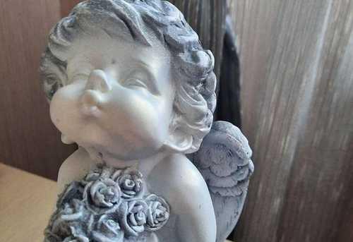 Фигурка ангела с букетом