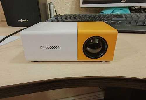 Мини проектор yg-300