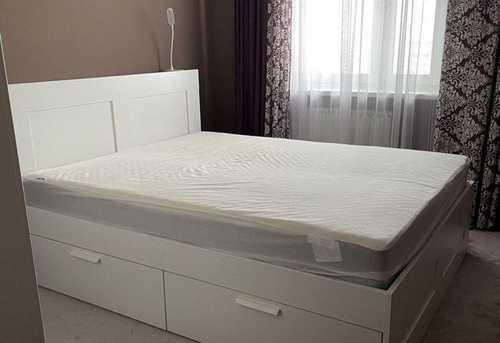 Белая кровать, зеркало и шкаф; IKEA
