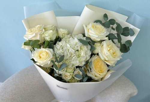 Белые розы+гортензия, букет с доставкой