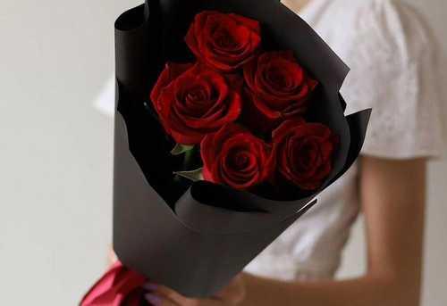 Букет из 5 роз «Сердечный сюрприз» 50 см