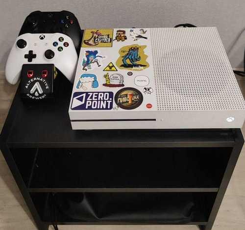 Xbox one s 2 геймпада 1tb с зарядкой для геймпадов