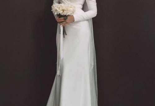 Свадебное платье со шлейфом 44