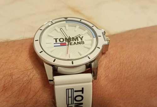 Tommy hilfiger часы белые