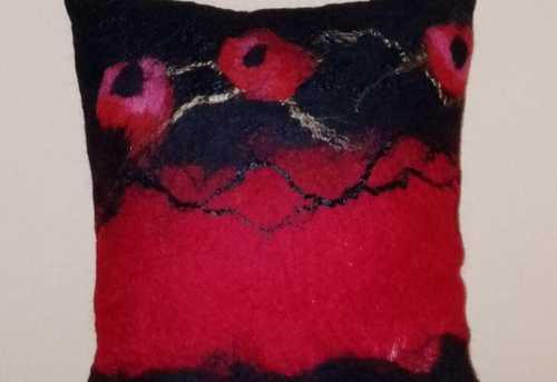 Подушка декоративная с валяным чехлом Маки