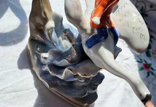 Фарфоровая статуэтка гуси лебеди