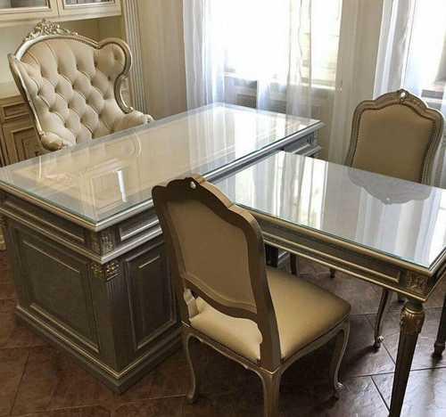 Стол руководителя, брифинг, стулья самого Мерони