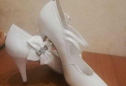 Белые кожаные туфли 39-40р свадебные