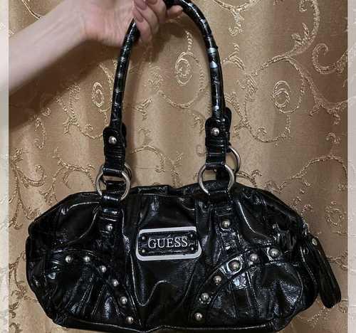 Черная лакированная сумка Guess