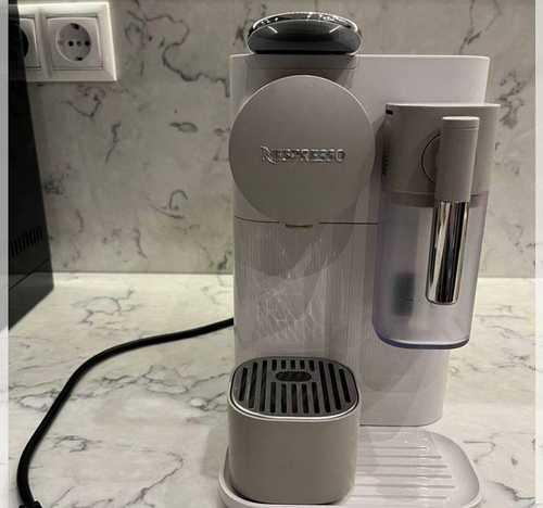 Кофемашина De'Longhi Nespresso Lattissima One