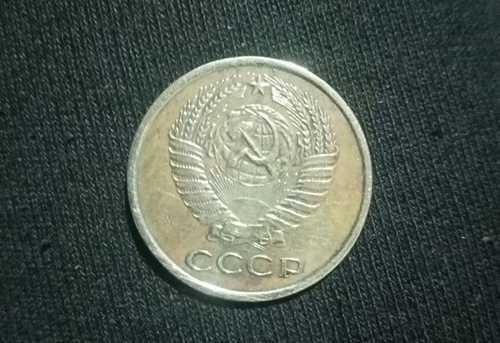 Монеты и бумажные рубли