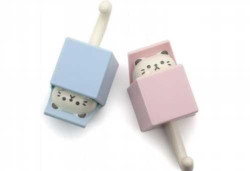 Два крючка-ключницы, кошки, розовая и голубая