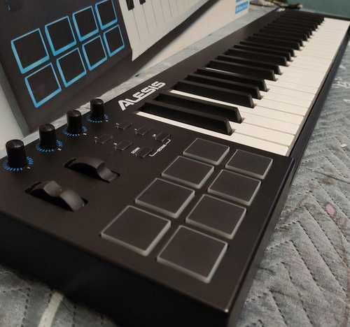 Alesis v49