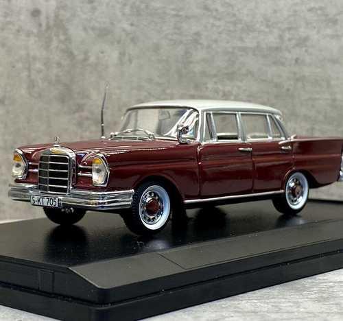 Коллекционная модель Mercedes 220 SE W111 1:43