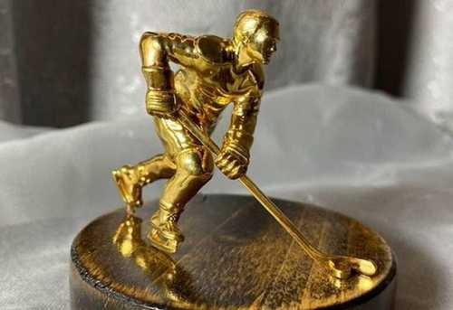 Статуэтка из бронзы "хоккеист"