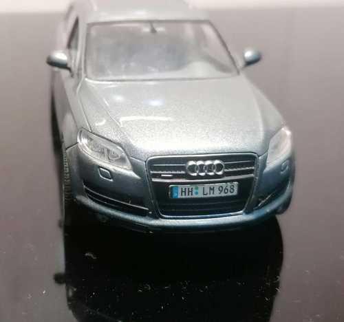 Модель автомобиля Audi q7 schuco 1:43