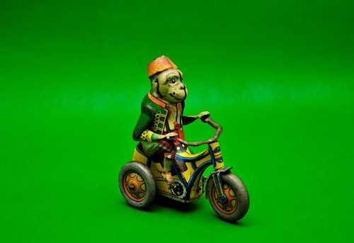 Довоенная игрушка обезьяна на велосипеде