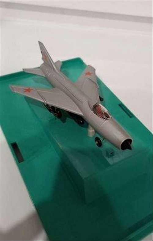 Модель самолета су-7