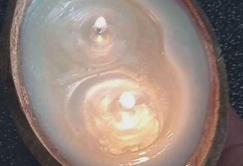 Восковая свеча в кокосовой скорлупе