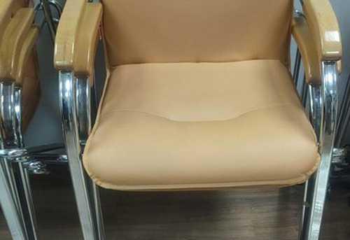 Стулья-кресла из экокожи бежевого цвета с хромиров