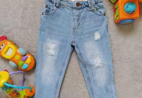 Продаются джинсы (рваные) на мальчика 86 размера