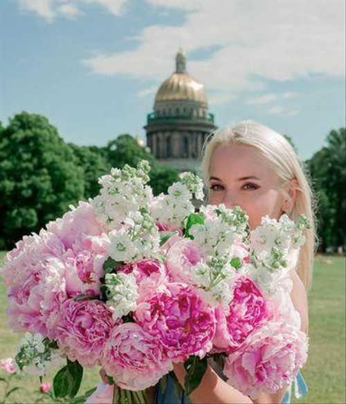 Букет из розовых пионов и маттиолой, цветы доставк