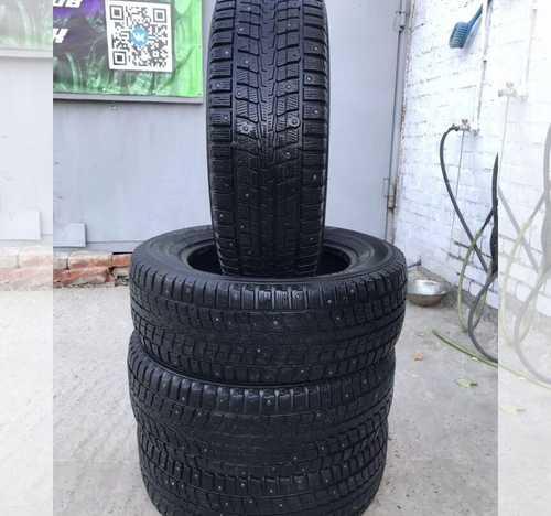 Dunlop SP Winter Ice 01 215/65 R16