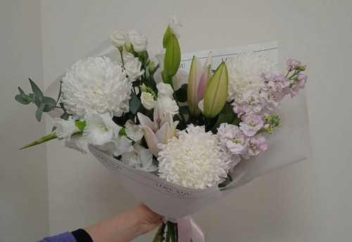 Букет цветов с большой белой хризантемой