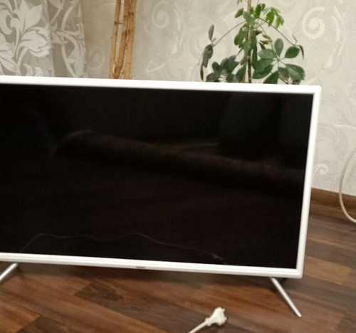 Красивый белый SMART Tv BBK 32"